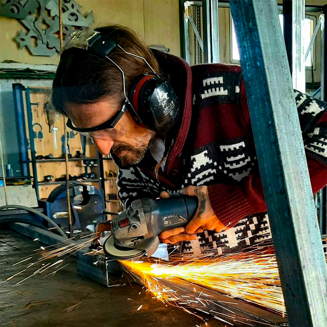 שוליה בממלכת המתכת - Neot Semadar